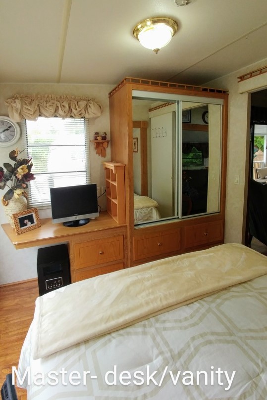 Master – desk.vanity – Holiday Park
